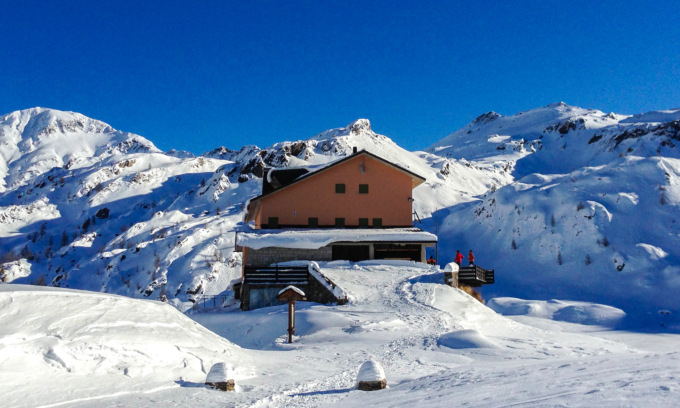 Il riposo del rifugio Fratelli Calvi e la bellezza invernale delle ...