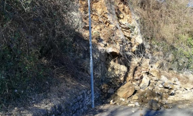 Frana di Strozza, per liberare la strada dalle rocce ci vorranno almeno ...