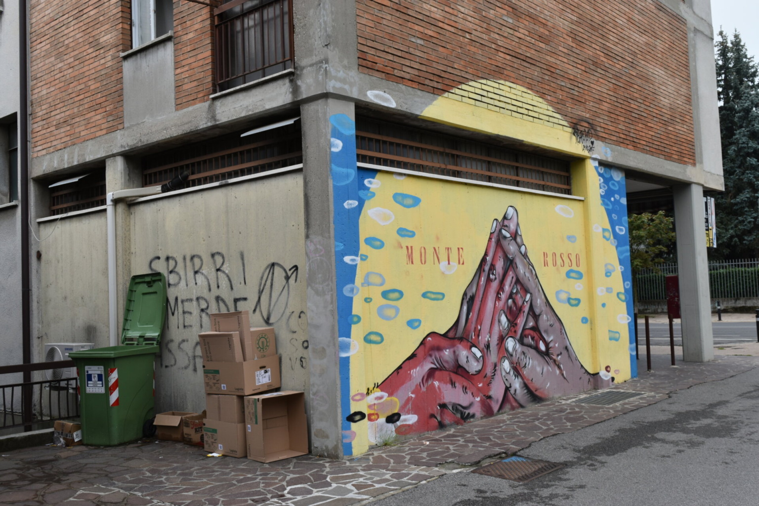 Viaggio a Monterosso, il quartiere delle saracinesche abbassate - Prima ...