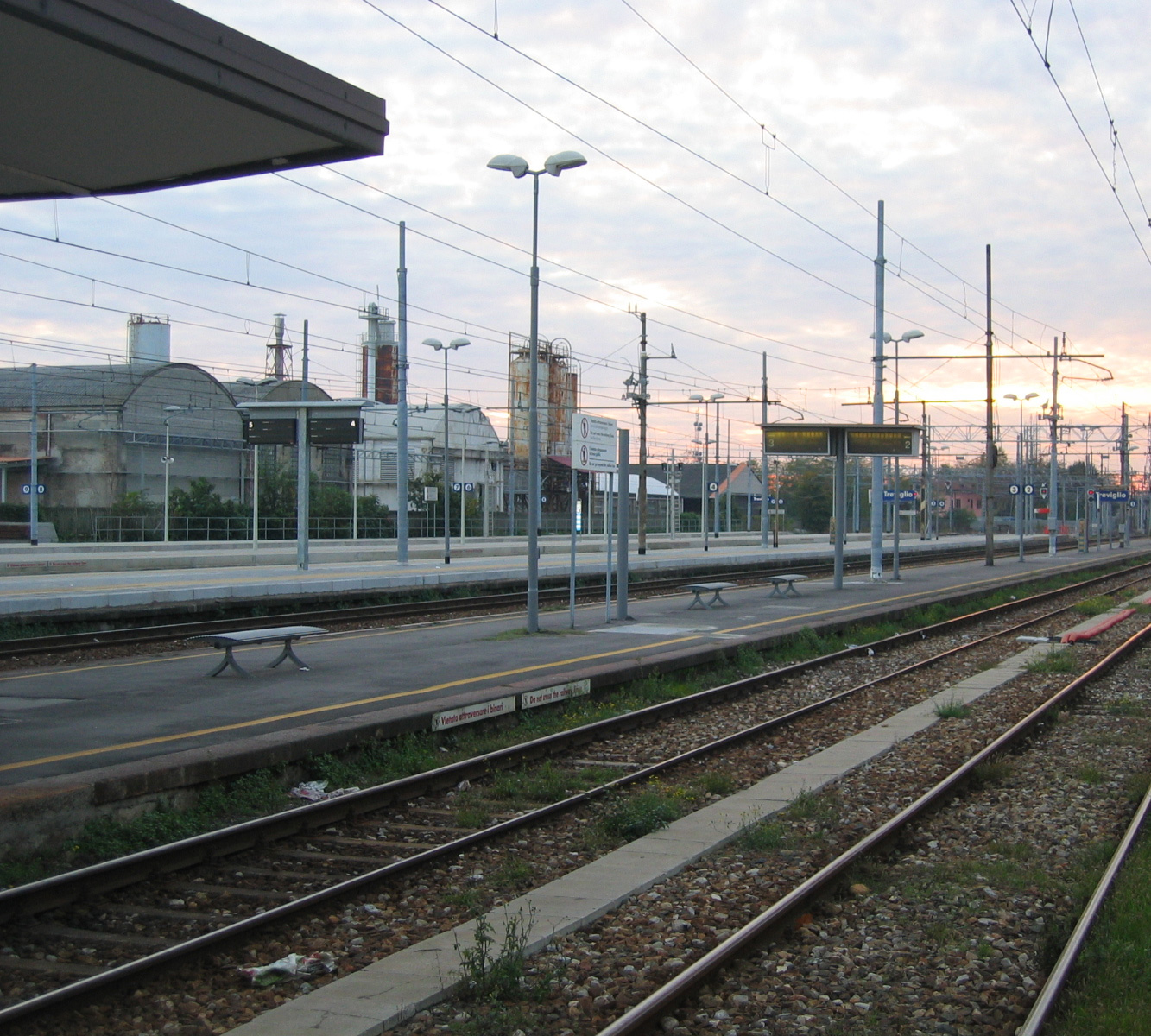 Attraversano i binari per raggiungere la mensa: tragedia sfiorata a ...