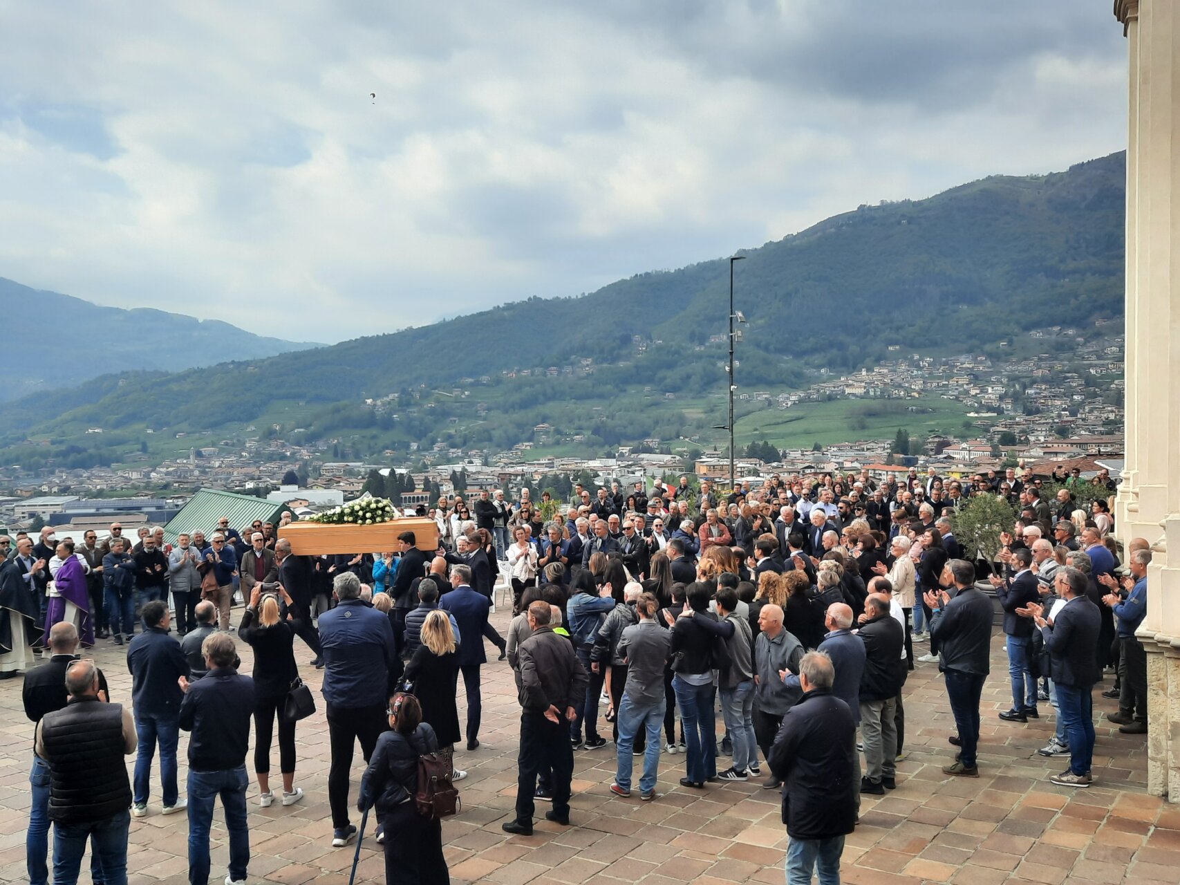 L'ultimo applauso per Luca Carminati: «Sarai per sempre il nostro ...