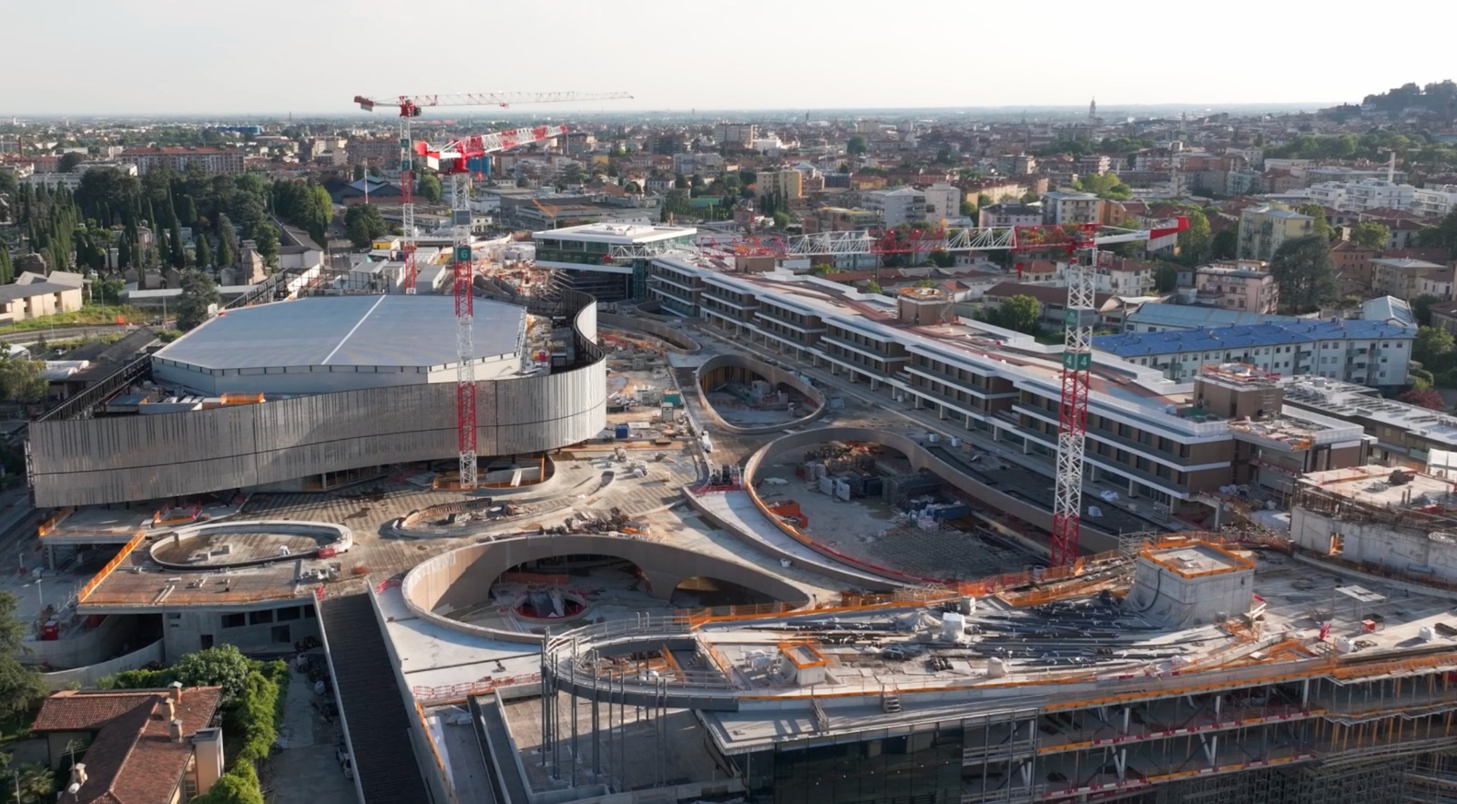 Posata la «facciata dinamica» dell'Arena di Chorus Life. Il quartiere ultimato a inizio 2024 ...