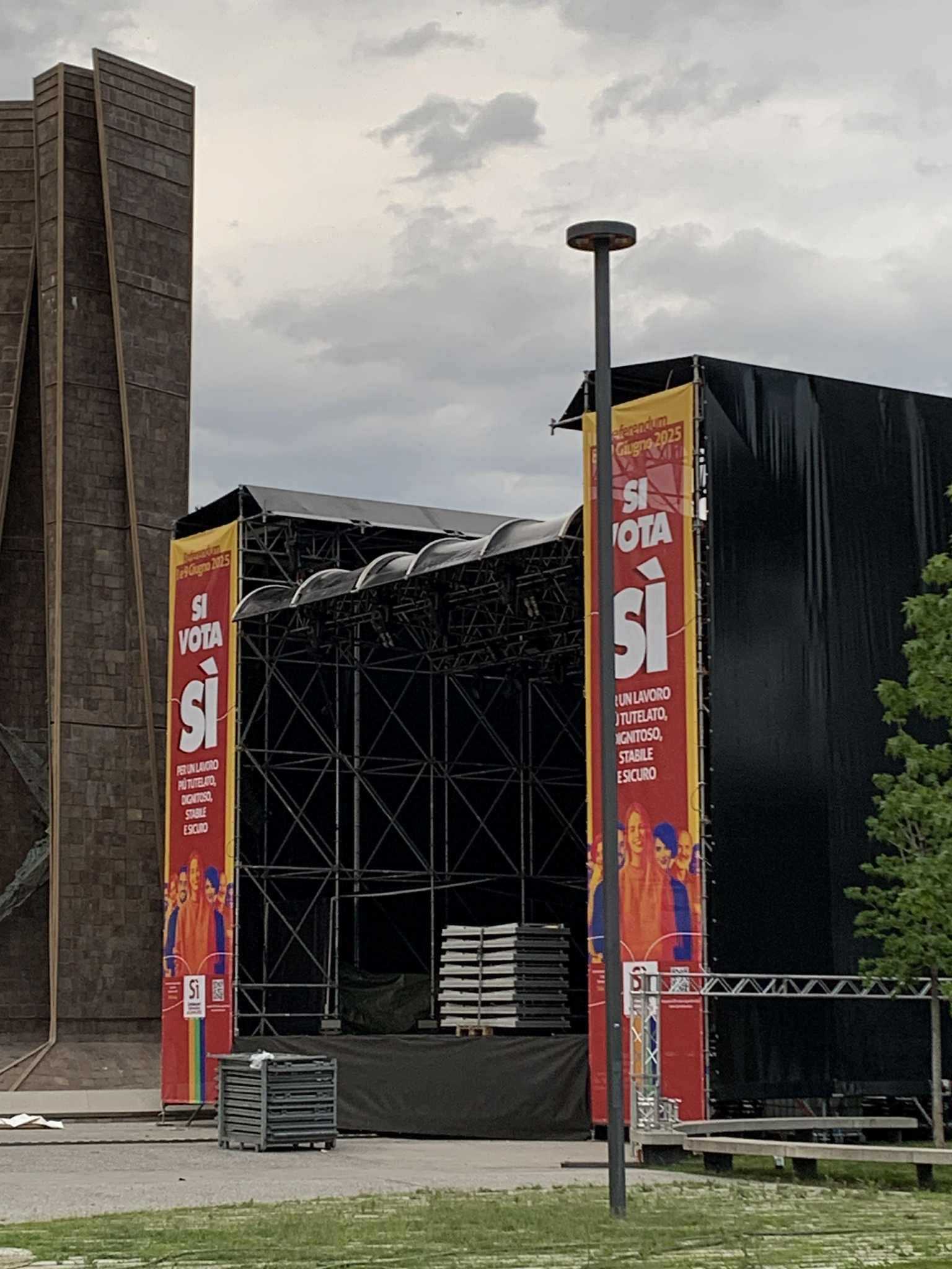 Affissioni per il "sì" ai referendum in piazzale Alpini. Il Comune ...