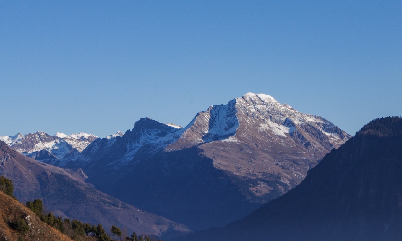 Inerpicandosi tra due valli, fino a raggiungere la vetta del pizzo ...