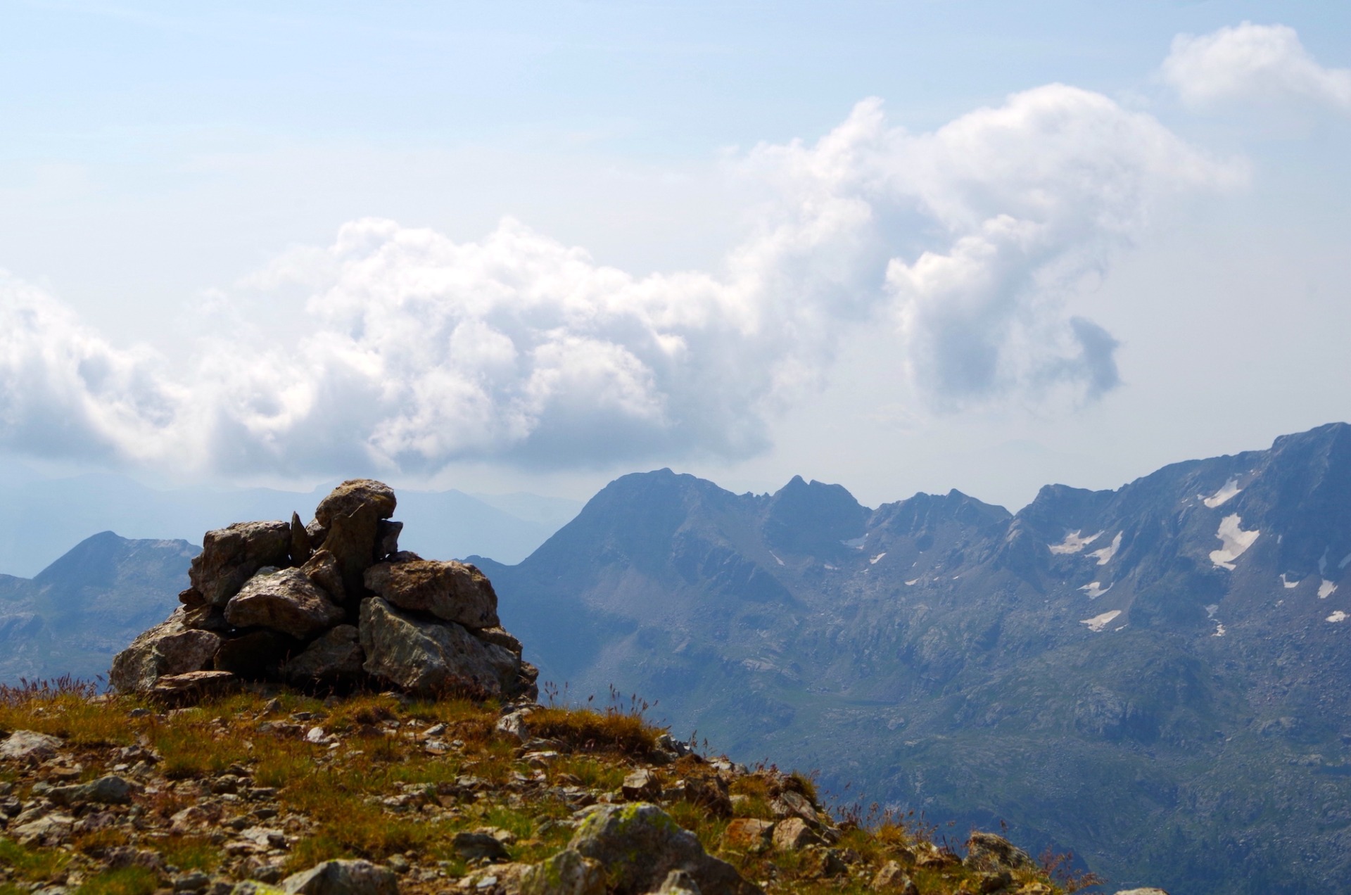 Fino alla vetta (anzi, le vette) del monte Masoni, che nasconde crinali ...