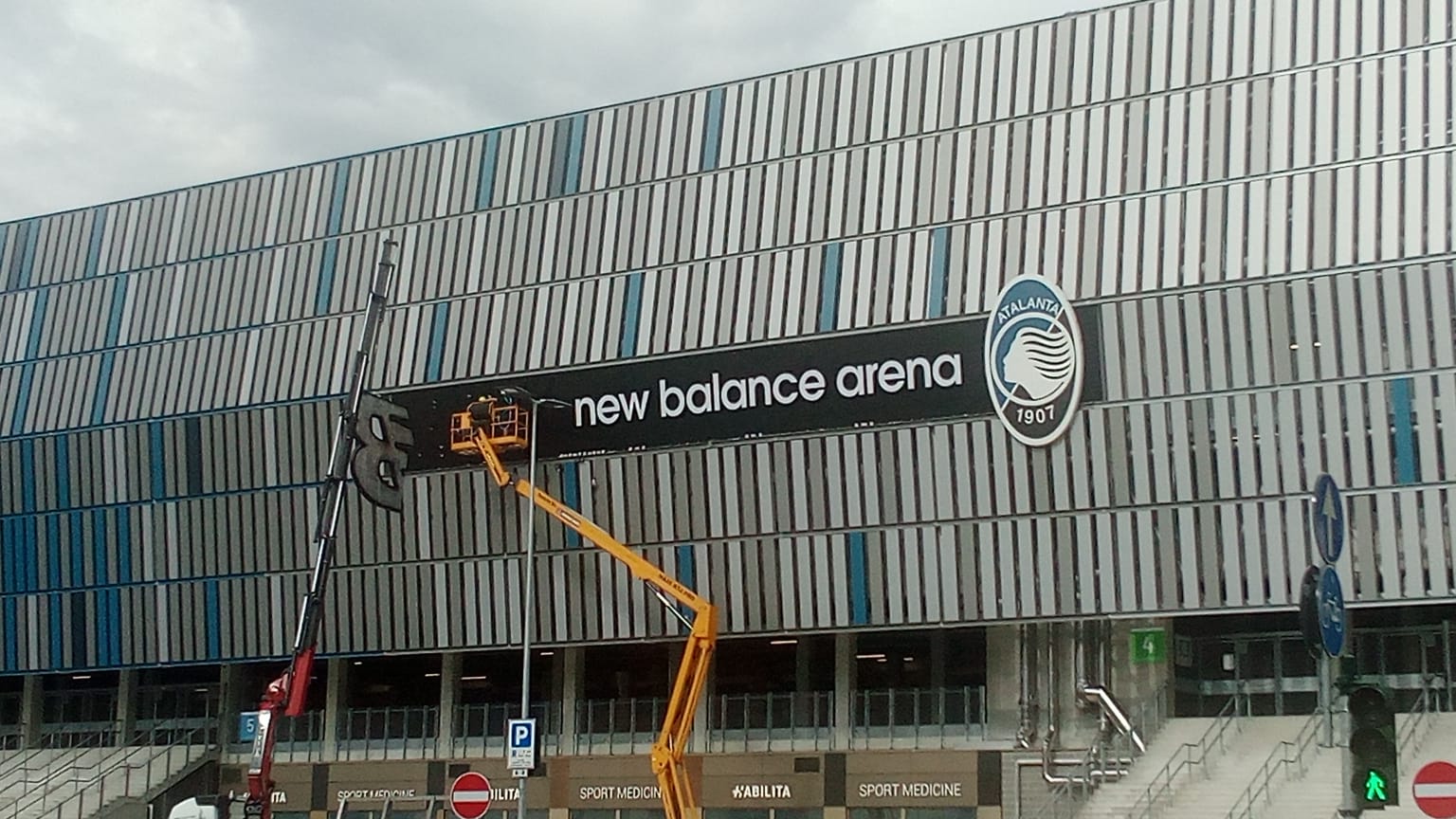 Lo stadio di Bergamo diventa New Balance Arena: montate le insegne con ...